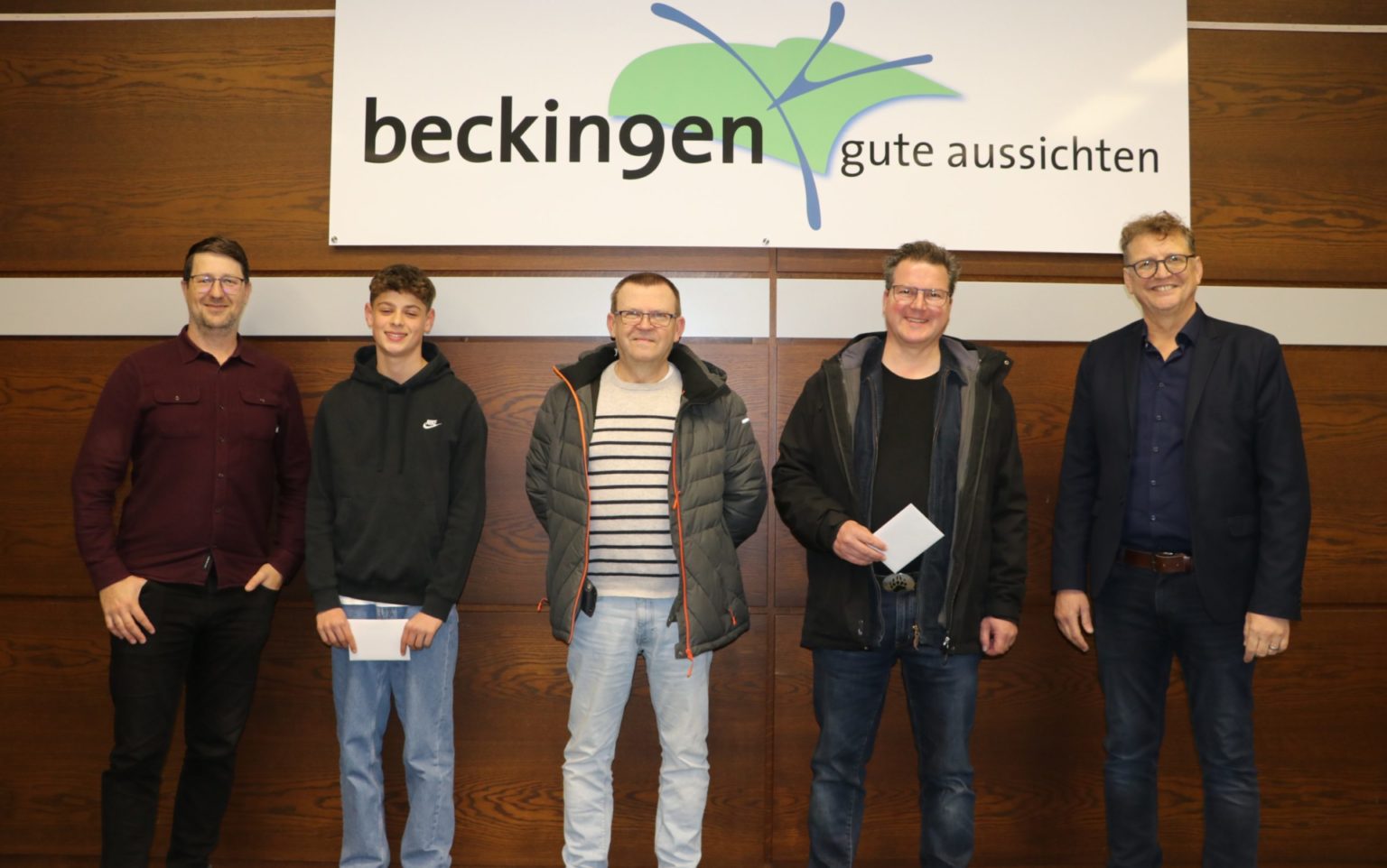 Fünf Gewinner freuen sich über Wertgutscheine des Gewerbeteams ...